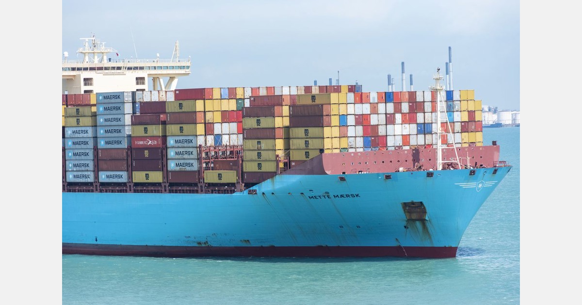 Two-thirds fewer ships pass through Suez Canal